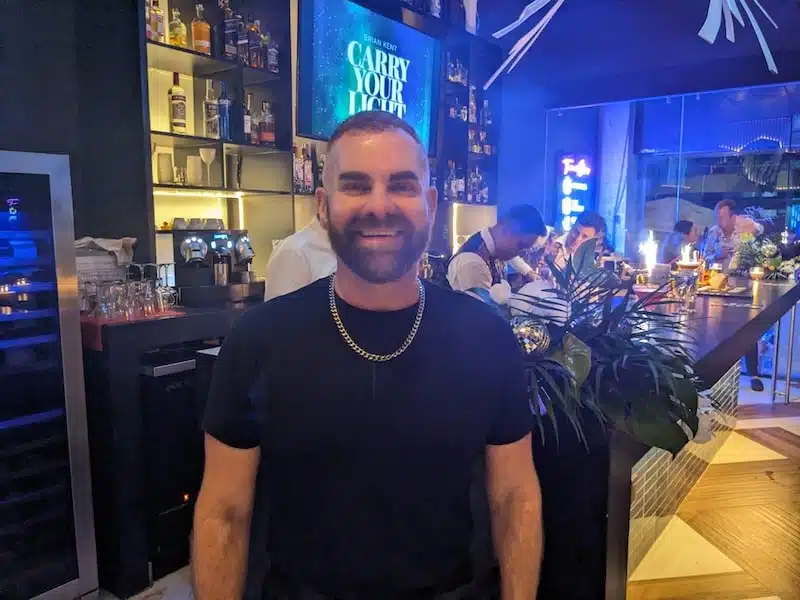 Brian Kent, artista de Billboard, emociona en el lanzamiento de "Carry ...