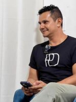 El presentador Poncho Dávalos te lleva al interior de Puerto Vallarta con el podcast Insider PV